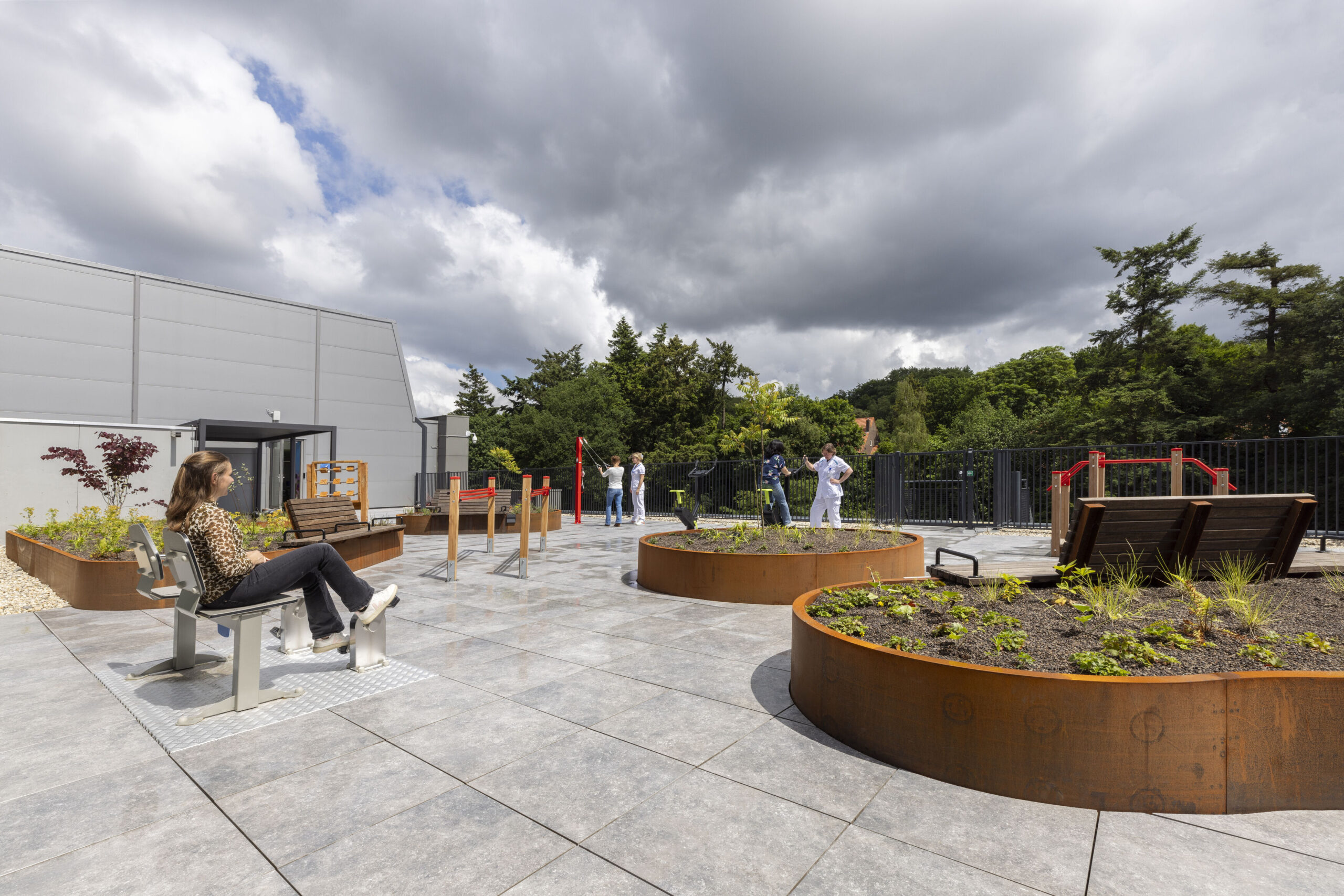 Even geen patiënt zijn in de groene beweeg- en beleeftuin van Rijnstate ...