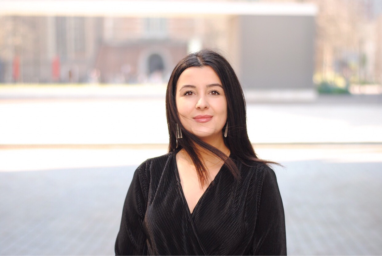 Sevgi gaat na haar burn-out weer ‘chill’ door het leven - Dr. Sunshine ...