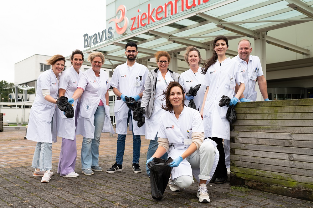 Medewerkers Bravis maken statement en ruimen peuken rond ziekenhuis op ...